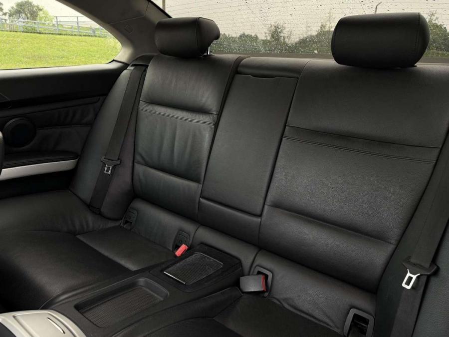 Melns BMW 320 2007 Viļņa, ar dzinēja tilpumu 2.00 L un nobraukumu 395 tūkst. km par 4700 €, foto 11 vietnē AUTOMOTO.COM.LV