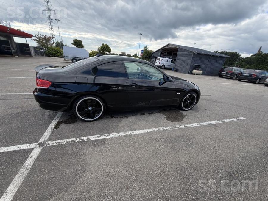Black BMW 320 2007 in Ogre, with an engine capacity of 2.00 L and mileage of 142 thousand km for 4995 €, photo 3 on AUTOMOTO.COM.LV