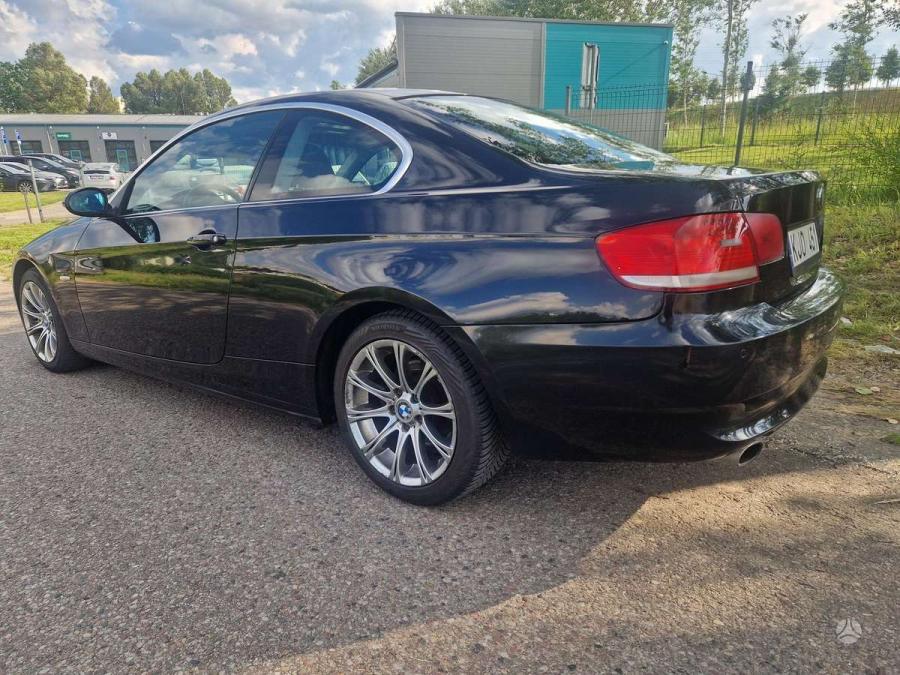 Black BMW 320 2008 in Vilnius, with an engine capacity of 2.00 L and mileage of 309 thousand km for 4200 €, photo 4 on AUTOMOTO.COM.LV