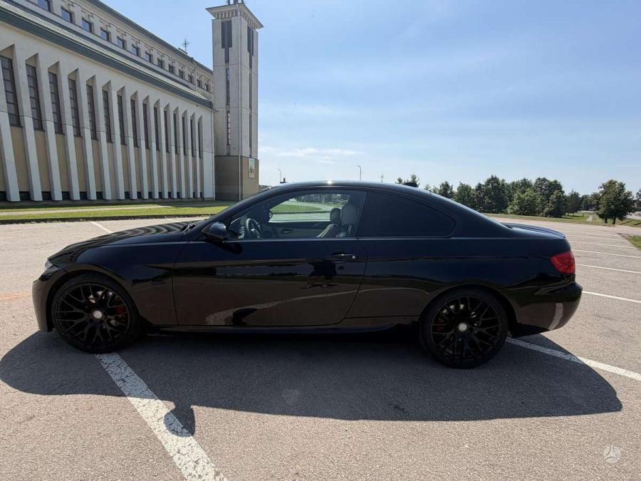 Black BMW 320 2008 in Kaunas, with an engine capacity of 2.00 L and mileage of 430 thousand km for 6000 €, photo 3 on AUTOMOTO.COM.LV