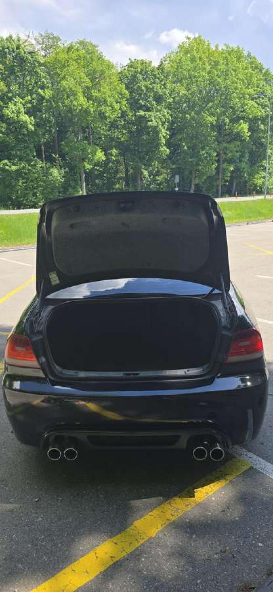 Black BMW 320 2008 in Panevezys, with an engine capacity of 2.00 L and mileage of 360 thousand km for 5700 €, photo 14 on AUTOMOTO.COM.LV