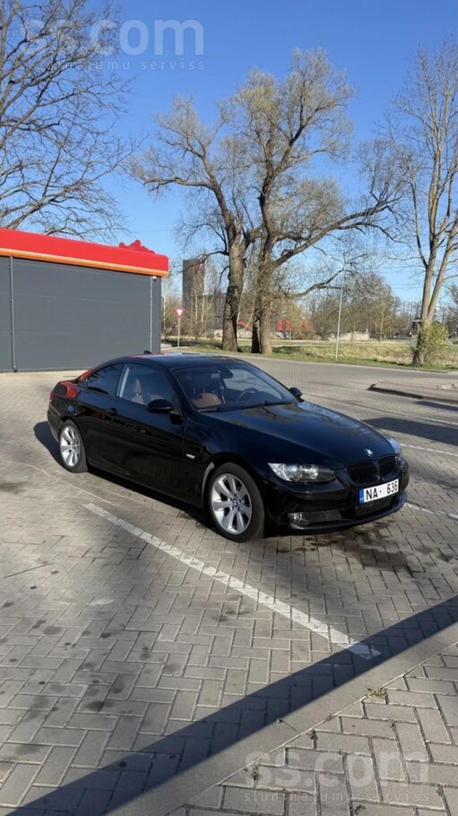 Black BMW 320 2008 in Riga, with an engine capacity of 2.00 L and mileage of 370 thousand km for 6000 €, photo 3 on AUTOMOTO.COM.LV