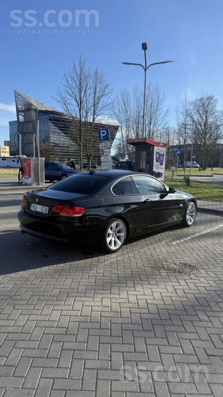 Black BMW 320 2008 in Riga, with an engine capacity of 2.00 L and mileage of 370 thousand km for 6000 €, photo 4 on AUTOMOTO.COM.LV
