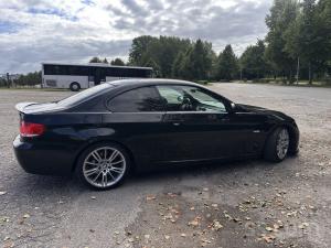 Black BMW 320 2008 in Liepaja, with an engine capacity of 2.00 L and mileage of 305 thousand km for 6900 €, photo 4 on AUTOMOTO.COM.LV