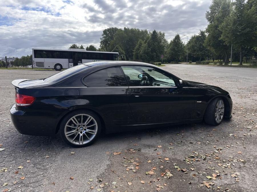 Black BMW 320 2008 in Liepaja, with an engine capacity of 2.00 L and mileage of 305 thousand km for 6900 €, photo 4 on AUTOMOTO.COM.LV