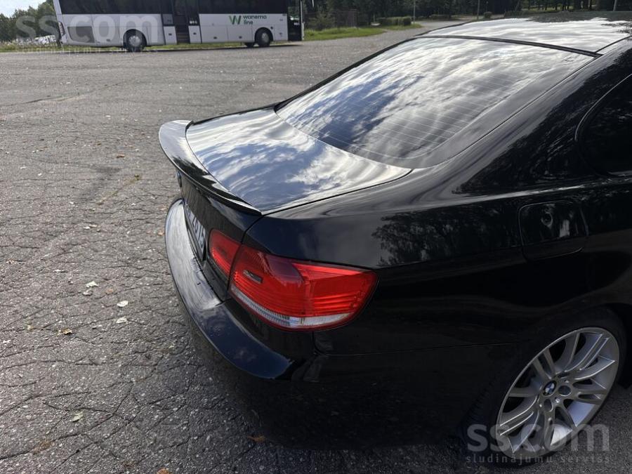 Black BMW 320 2008 in Liepaja, with an engine capacity of 2.00 L and mileage of 305 thousand km for 6900 €, photo 5 on AUTOMOTO.COM.LV