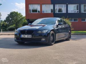 Melns BMW 320 2009 Kauņa, ar dzinēja tilpumu 2.00 L un nobraukumu 354 tūkst. km par 5500 €, foto  vietnē AUTOMOTO.COM.LV