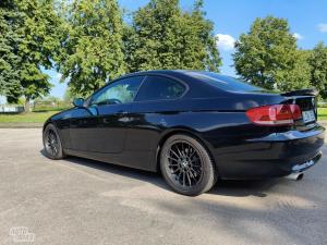 Black BMW 320 2009 in Kaunas, with an engine capacity of 2.00 L and mileage of 354 thousand km for 5500 €, photo 4 on AUTOMOTO.COM.LV
