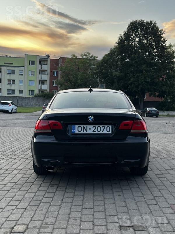 Black BMW 320 2009 in Cesis, with an engine capacity of 2.00 L and mileage of 252 thousand km for 6300 €, photo 5 on AUTOMOTO.COM.LV