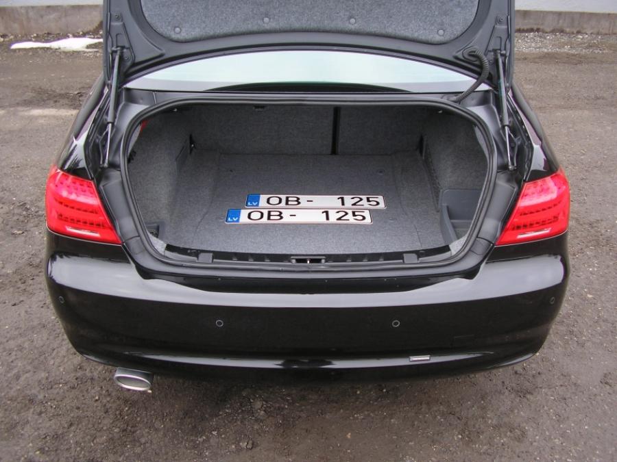 Black BMW 320 2010 in Riga, with an engine capacity of 2.00 L and mileage of 199 thousand km for 8990 €, photo 18 on AUTOMOTO.COM.LV