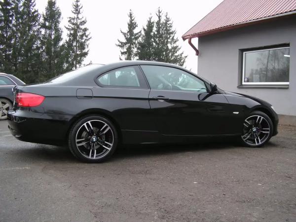 Black BMW 320 2010 in Sigulda, with an engine capacity of 2.00 L and mileage of 199 thousand km for 8990 €, photo 3 on AUTOMOTO.COM.LV