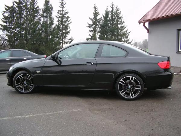 Black BMW 320 2010 in Sigulda, with an engine capacity of 2.00 L and mileage of 199 thousand km for 8990 €, photo 4 on AUTOMOTO.COM.LV