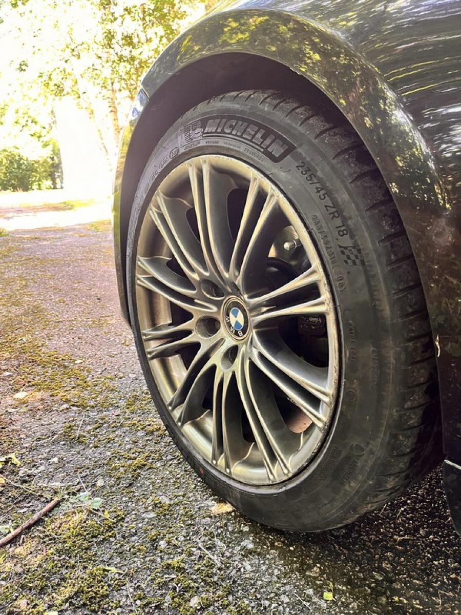 Melns BMW 320 2010 Kohtla-Jerve, ar dzinēja tilpumu 2.00 L un nobraukumu 316 tūkst. km par 4500 €, foto 14 vietnē AUTOMOTO.COM.LV