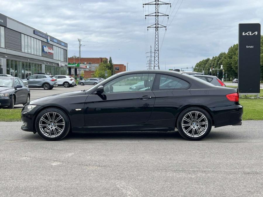 Black BMW 320 2010 in Narva, with an engine capacity of 2.00 L and mileage of 315 thousand km for 4999 €, photo 5 on AUTOMOTO.COM.LV