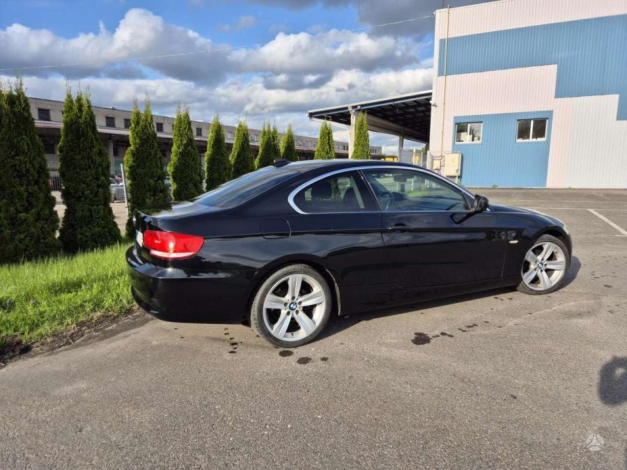 Melns BMW 320 2010 Viļņa, ar dzinēja tilpumu 2.00 L un nobraukumu 153 tūkst. km par 6350 €, foto 4 vietnē AUTOMOTO.COM.LV