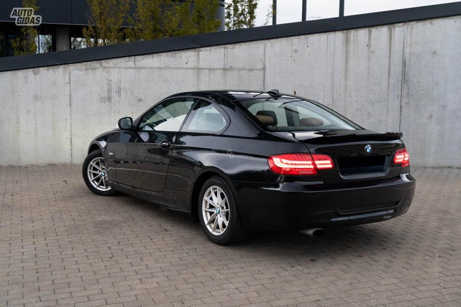 Black BMW 320 2010 in Kaunas, with an engine capacity of 2.00 L and mileage of 308 thousand km for 6150 €, photo 4 on AUTOMOTO.COM.LV