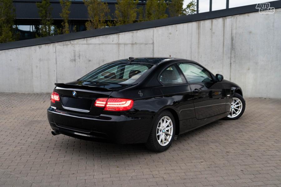 Black BMW 320 2010 in Kaunas, with an engine capacity of 2.00 L and mileage of 308 thousand km for 6150 €, photo 5 on AUTOMOTO.COM.LV
