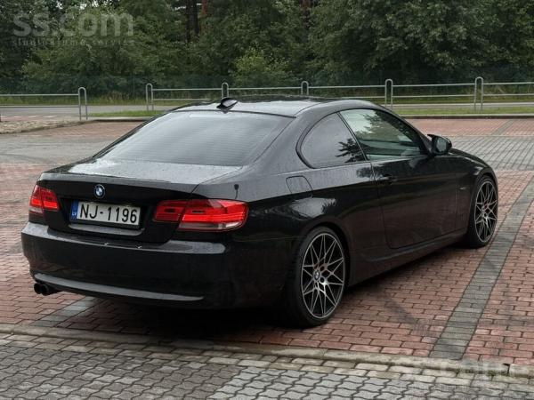 Black BMW 320 2010 in Riga, with an engine capacity of 2.00 L and mileage of 340 thousand km for 6500 €, photo 4 on AUTOMOTO.COM.LV