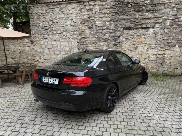 Black BMW 320 2010 in Cesis, with an engine capacity of 2.00 L and mileage of 290 thousand km for 7850 €, photo 5 on AUTOMOTO.COM.LV