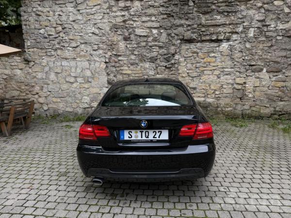 Black BMW 320 2010 in Cesis, with an engine capacity of 2.00 L and mileage of 290 thousand km for 7850 €, photo 6 on AUTOMOTO.COM.LV