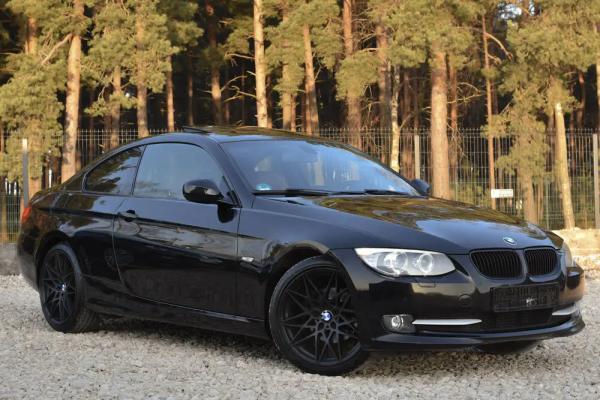 Black BMW 320 2011 in Marupe, with an engine capacity of 2.00 L and mileage of 320 thousand km for 7950 €, photo 1 on AUTOMOTO.COM.LV