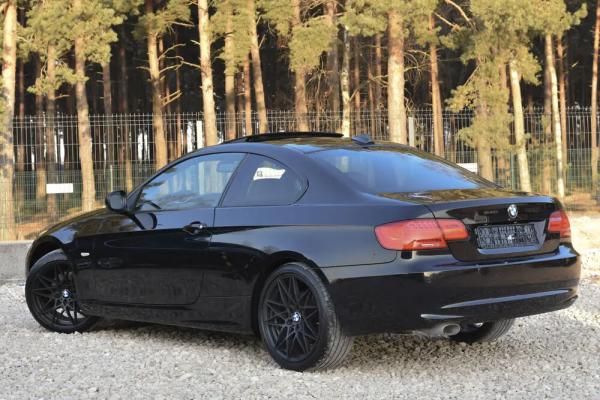 Black BMW 320 2011 in Marupe, with an engine capacity of 2.00 L and mileage of 320 thousand km for 7950 €, photo 3 on AUTOMOTO.COM.LV