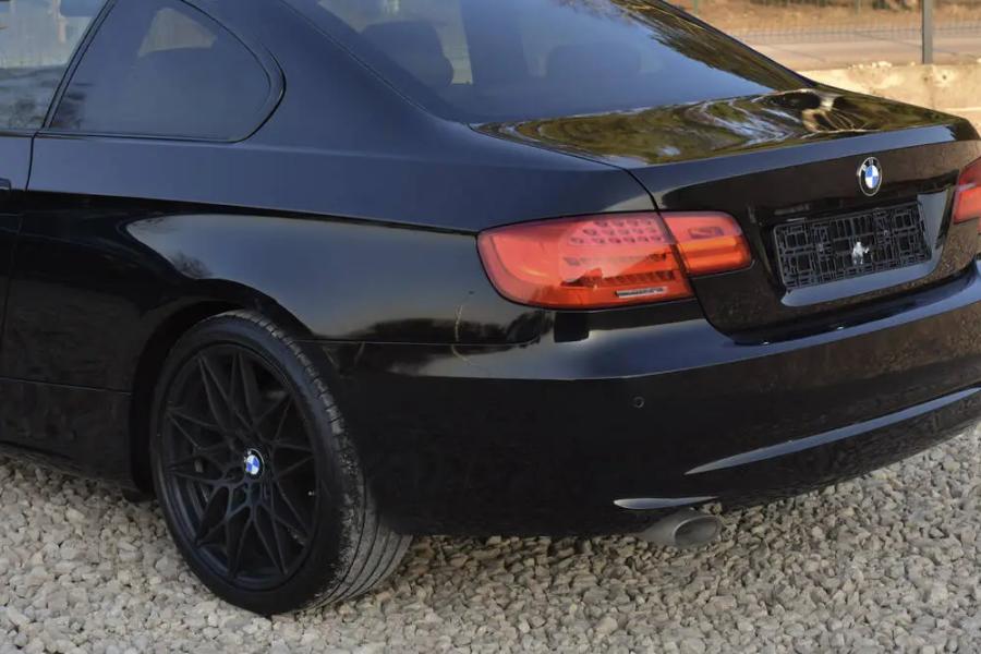 Black BMW 320 2011 in Marupe, with an engine capacity of 2.00 L and mileage of 320 thousand km for 7950 €, photo 7 on AUTOMOTO.COM.LV