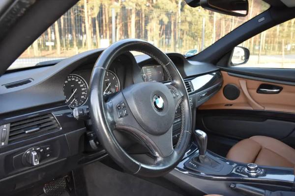 Black BMW 320 2011 in Marupe, with an engine capacity of 2.00 L and mileage of 320 thousand km for 7950 €, photo 7 on AUTOMOTO.COM.LV