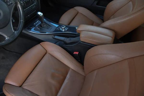Black BMW 320 2011 in Marupe, with an engine capacity of 2.00 L and mileage of 320 thousand km for 7950 €, photo 10 on AUTOMOTO.COM.LV