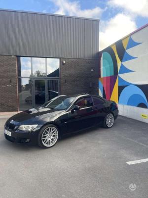 Black BMW 320 2011 in Plunge, with an engine capacity of 2.00 L and mileage of 287 thousand km for 8950 €, photo 4 on AUTOMOTO.COM.LV