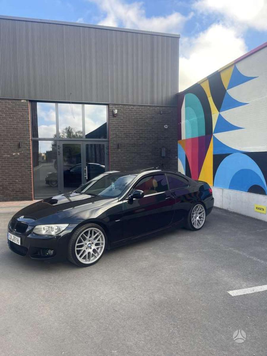 Black BMW 320 2011 in Plunge, with an engine capacity of 2.00 L and mileage of 287 thousand km for 8950 €, photo 4 on AUTOMOTO.COM.LV