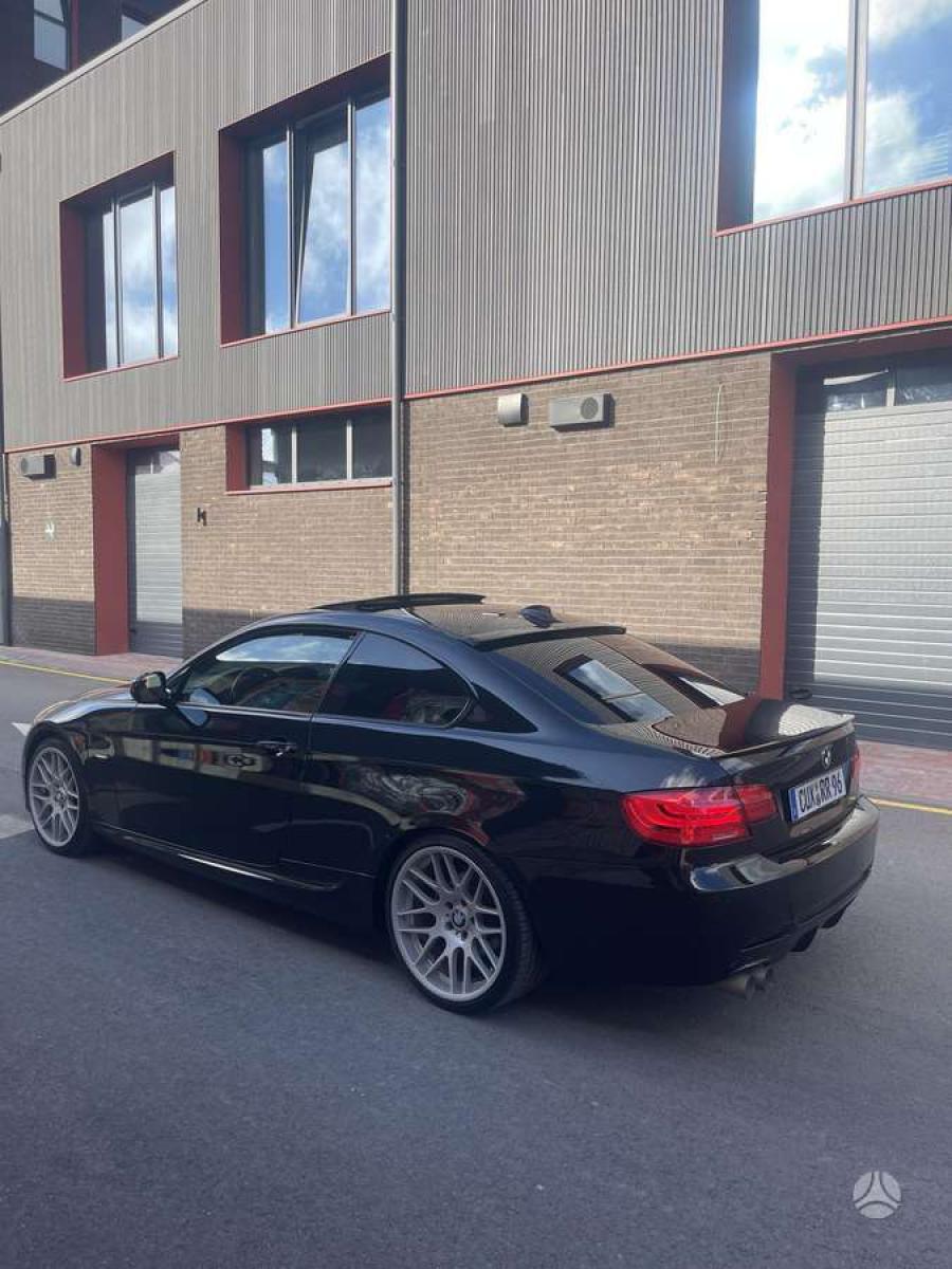 Black BMW 320 2011 in Plunge, with an engine capacity of 2.00 L and mileage of 287 thousand km for 8950 €, photo 5 on AUTOMOTO.COM.LV
