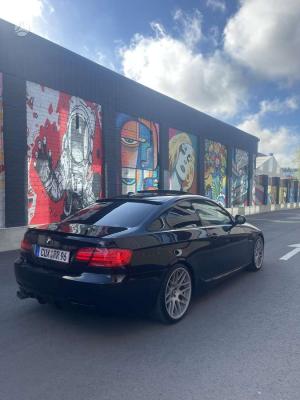 Black BMW 320 2011 in Plunge, with an engine capacity of 2.00 L and mileage of 287 thousand km for 8950 €, photo 7 on AUTOMOTO.COM.LV