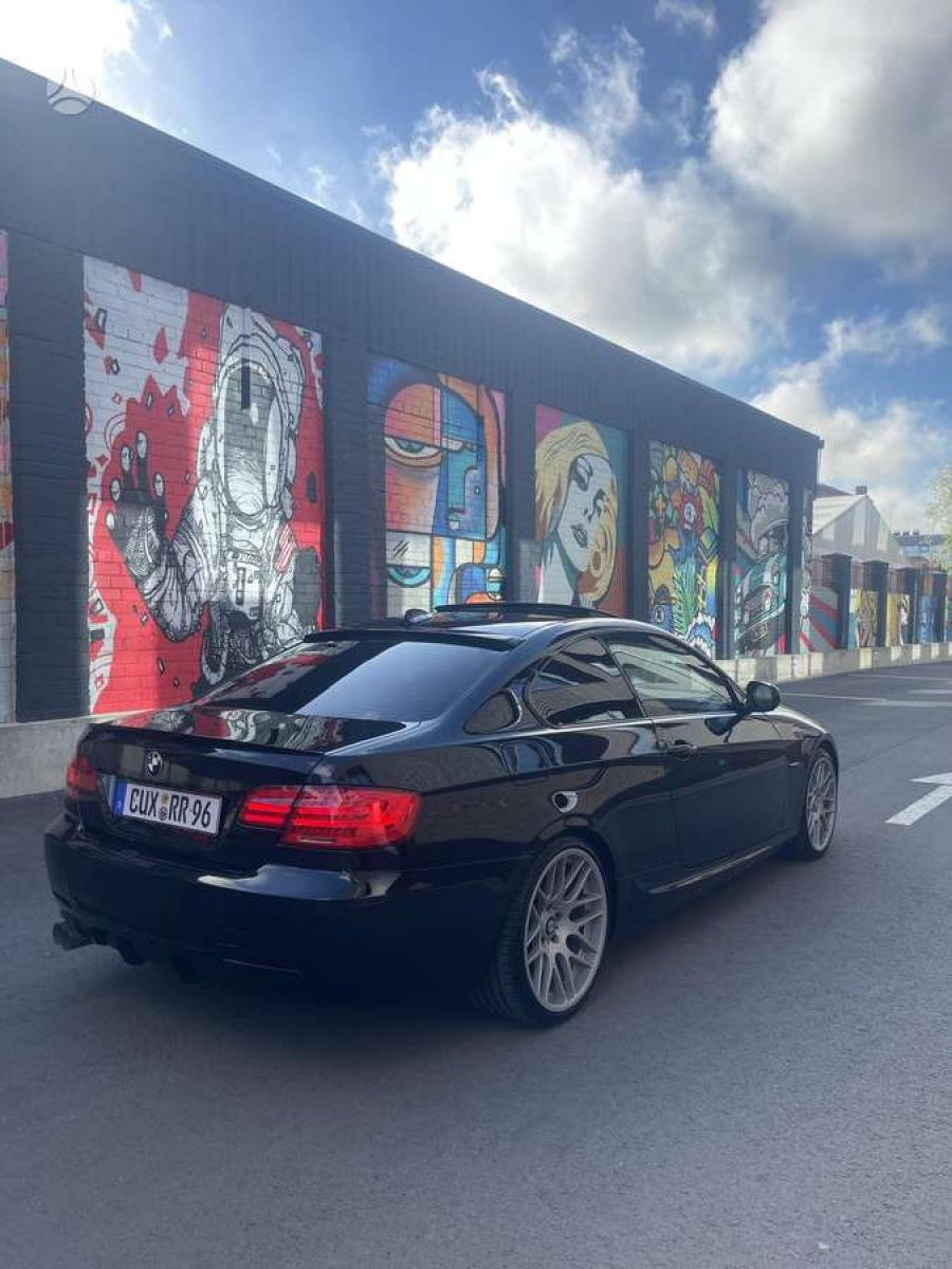 Black BMW 320 2011 in Plunge, with an engine capacity of 2.00 L and mileage of 287 thousand km for 8950 €, photo 7 on AUTOMOTO.COM.LV