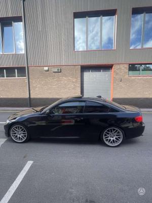 Black BMW 320 2011 in Plunge, with an engine capacity of 2.00 L and mileage of 287 thousand km for 8950 €, photo 10 on AUTOMOTO.COM.LV