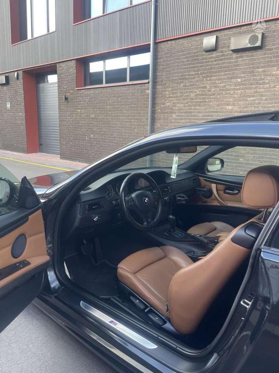 Black BMW 320 2011 in Plunge, with an engine capacity of 2.00 L and mileage of 287 thousand km for 8950 €, photo 11 on AUTOMOTO.COM.LV