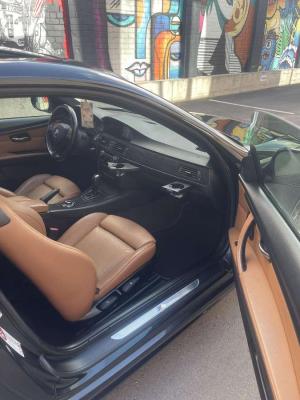 Black BMW 320 2011 in Plunge, with an engine capacity of 2.00 L and mileage of 287 thousand km for 8950 €, photo 12 on AUTOMOTO.COM.LV