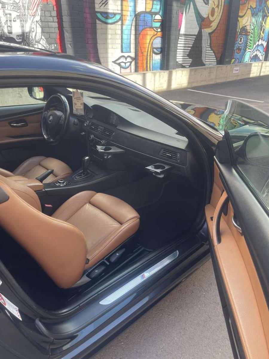 Black BMW 320 2011 in Plunge, with an engine capacity of 2.00 L and mileage of 287 thousand km for 8950 €, photo 12 on AUTOMOTO.COM.LV