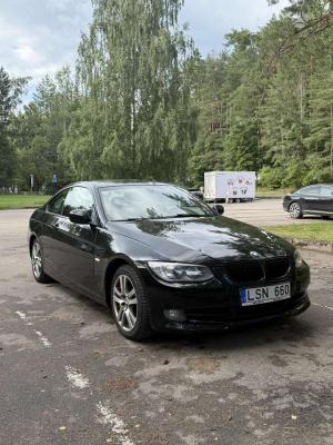 Black BMW 320 2012 in Vilnius, with an engine capacity of 2.00 L and mileage of 296 thousand km for 7000 €, photo 3 on AUTOMOTO.COM.LV