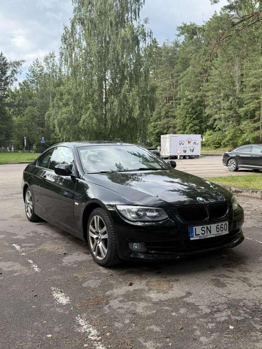 Black BMW 320 2012 in Vilnius, with an engine capacity of 2.00 L and mileage of 296 thousand km for 7000 €, photo 3 on AUTOMOTO.COM.LV