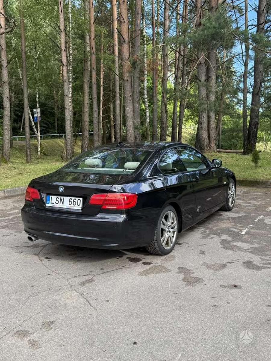 Black BMW 320 2012 in Vilnius, with an engine capacity of 2.00 L and mileage of 296 thousand km for 7000 €, photo 4 on AUTOMOTO.COM.LV