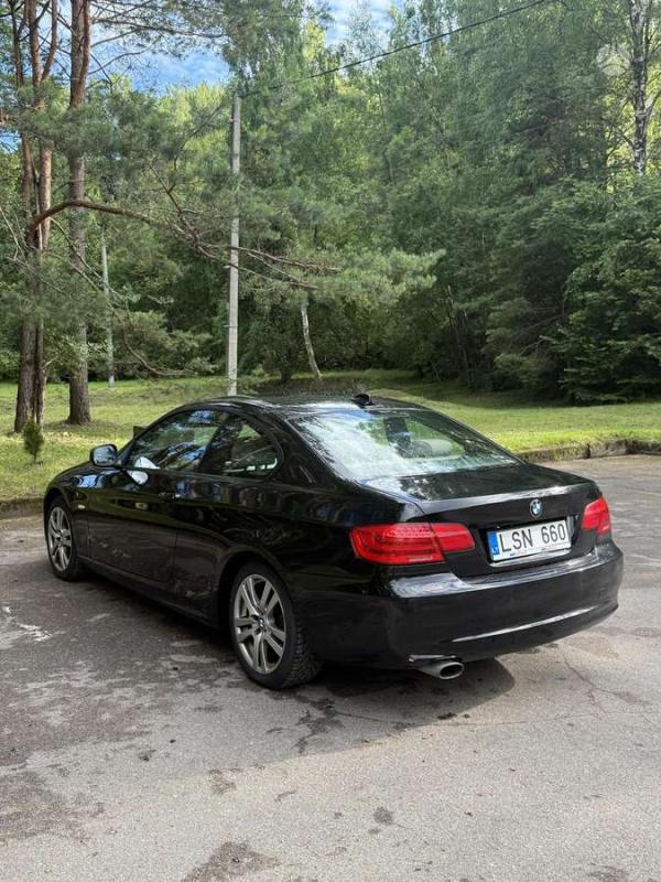 Black BMW 320 2012 in Vilnius, with an engine capacity of 2.00 L and mileage of 296 thousand km for 7000 €, photo 4 on AUTOMOTO.COM.LV