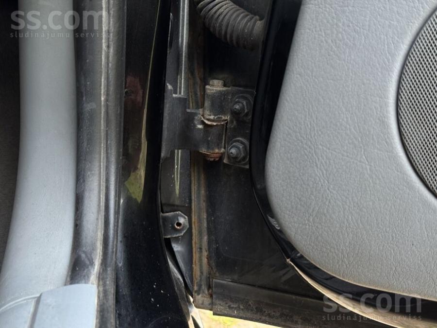 Melns BMW 320 2002 Alūksne, ar dzinēja tilpumu 2.00 L un nobraukumu 293 tūkst. km par 2300 €, foto 22 vietnē AUTOMOTO.COM.LV