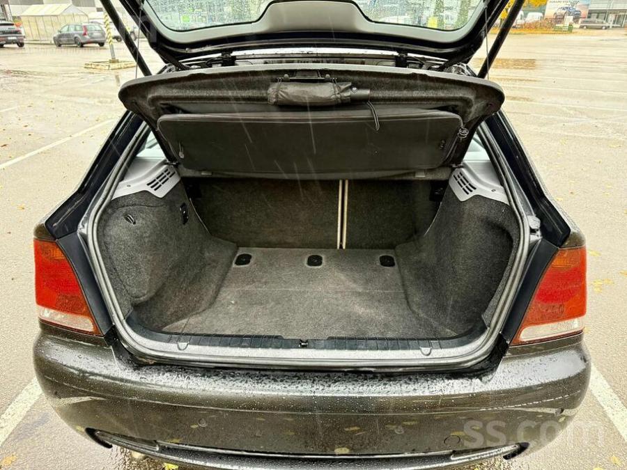 Black BMW 320 2004 in Riga, with an engine capacity of 2.00 L and mileage of 292 thousand km for 2000 €, photo 5 on AUTOMOTO.COM.LV