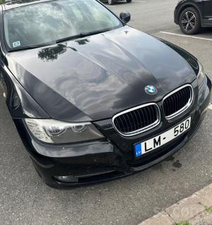 Melns BMW 320 2009 Jelgava, ar dzinēja tilpumu 2.00 L un nobraukumu 386 tūkst. km par 7000 €, foto  vietnē AUTOMOTO.COM.LV