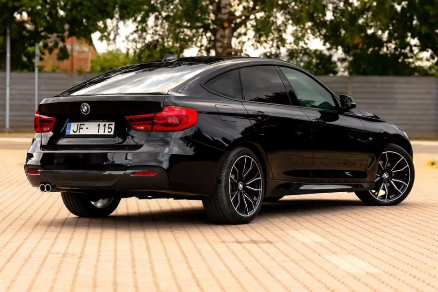 Black BMW 320 2017 in Jelgava, with an engine capacity of 2.00 L and mileage of 250 thousand km for 17300 €, photo 5 on AUTOMOTO.COM.LV