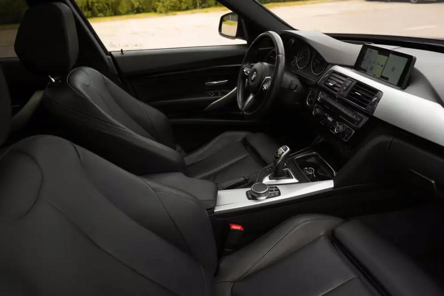 Black BMW 320 2017 in Jelgava, with an engine capacity of 2.00 L and mileage of 250 thousand km for 17300 €, photo 7 on AUTOMOTO.COM.LV