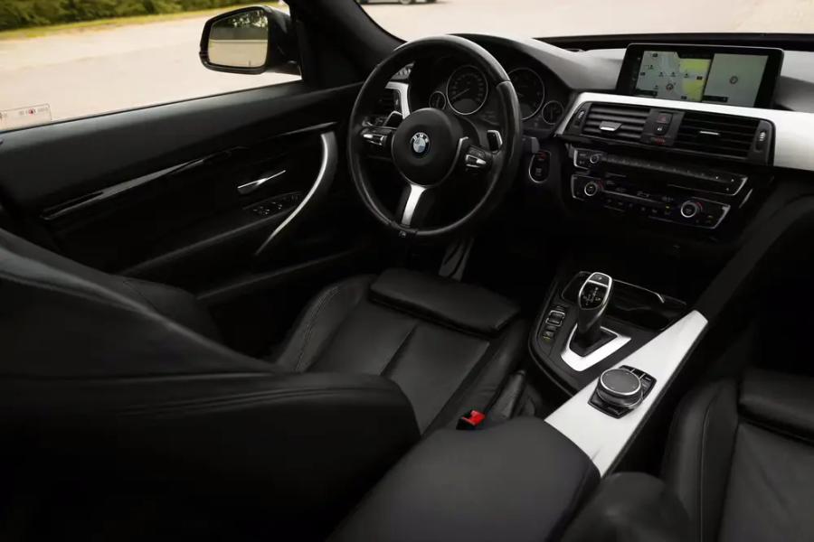 Black BMW 320 2017 in Jelgava, with an engine capacity of 2.00 L and mileage of 250 thousand km for 17300 €, photo 9 on AUTOMOTO.COM.LV