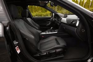 Black BMW 320 2017 in Jelgava, with an engine capacity of 2.00 L and mileage of 250 thousand km for 17300 €, photo 18 on AUTOMOTO.COM.LV