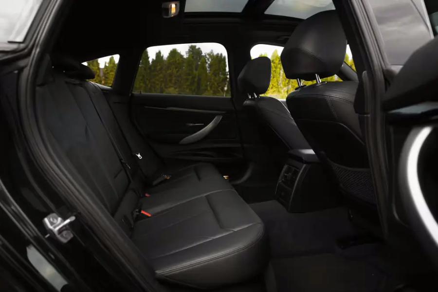 Black BMW 320 2017 in Jelgava, with an engine capacity of 2.00 L and mileage of 250 thousand km for 17300 €, photo 19 on AUTOMOTO.COM.LV